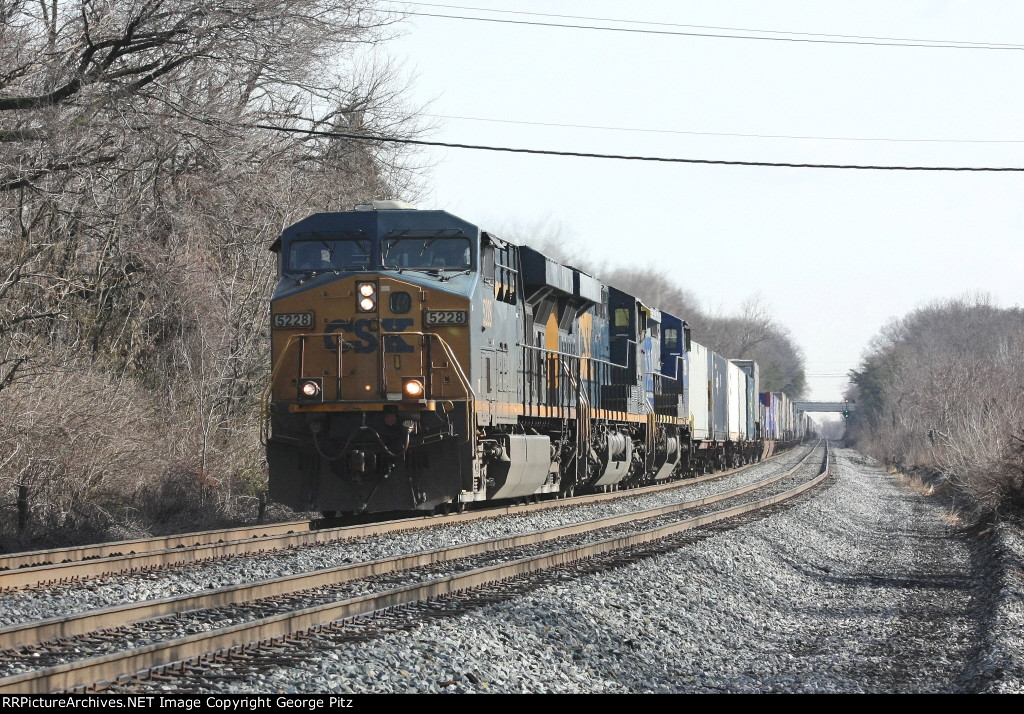 CSX 5228 and train Q031